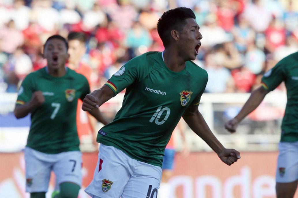 Un jugador boliviano marcó un gol y en el festejo pidió algo esencial ...
