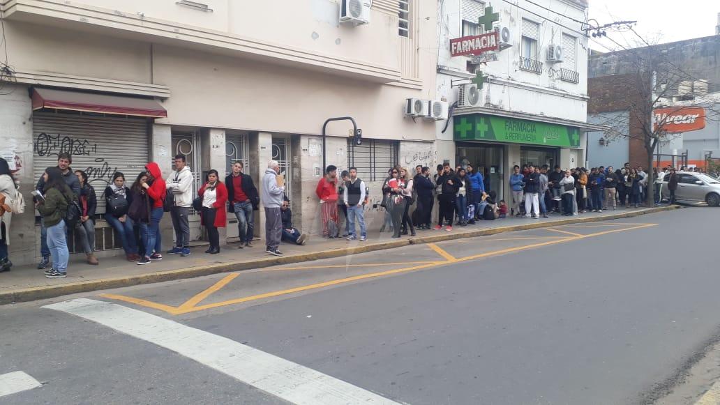 Largas filas para cubrir puestos en la Municipalidad | Radio EME