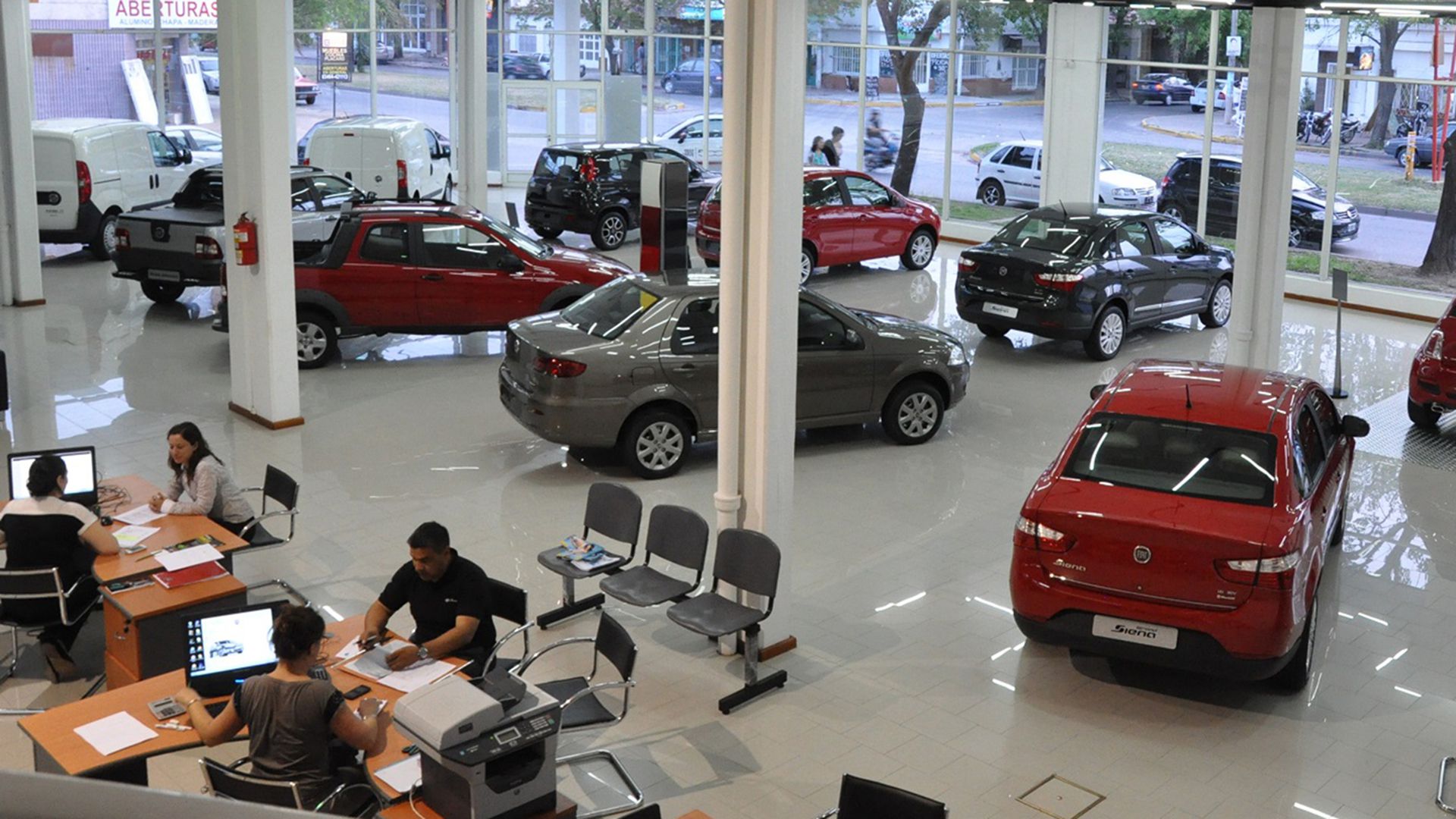 Las concesionarias de autos aún no tienen lista de precios | Radio EME
