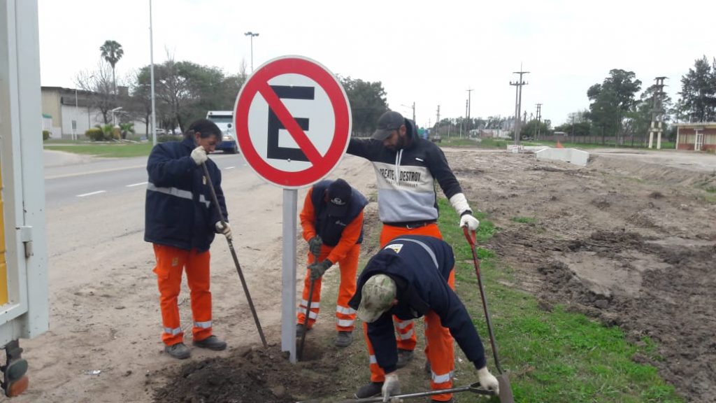 Vialidad provincial colocó cartelería en la ruta 1 | Radio EME