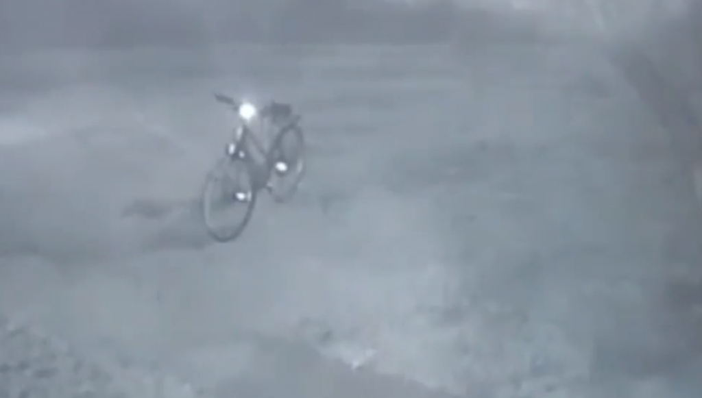 Terror por el video de un fantasma andando en bicicleta: ¿Real o ...