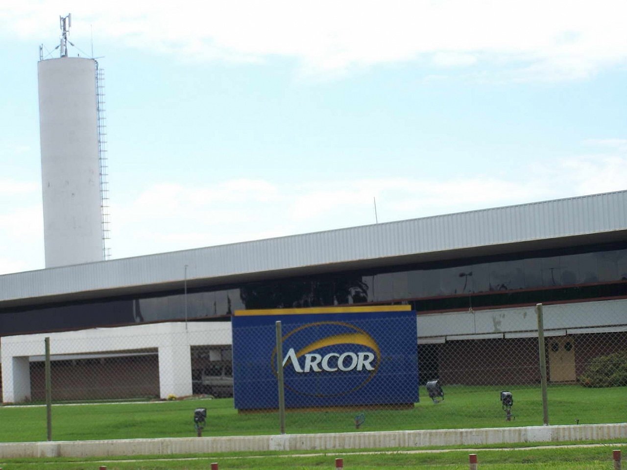 Con casi la mitad de la planta paralizada, Arcor achicó el personal en ...