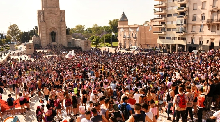 Alumnos del secundario celebran en el Monumento el Banderazo de fin de ...