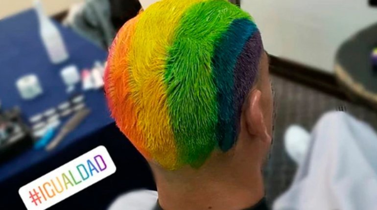 Un futbolista argentino se tiñó el pelo con los colores de la bandera ...