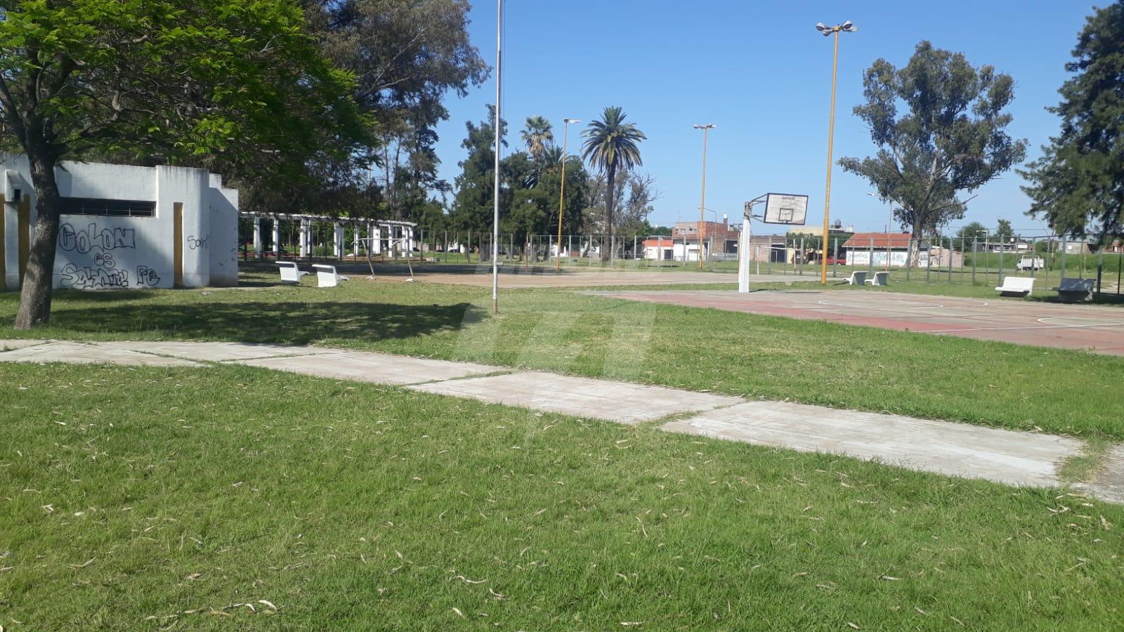 Abrazo simbólico para mantener el polideportivo del Parque Garay