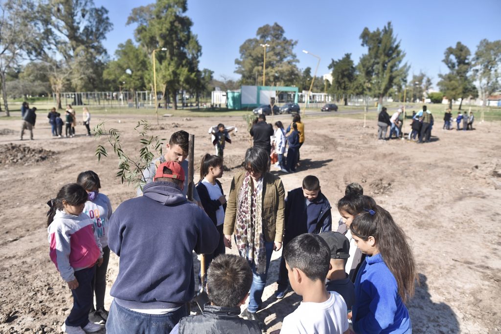 Se plantaron 50 árboles en un espacio recuperado del Parque Garay