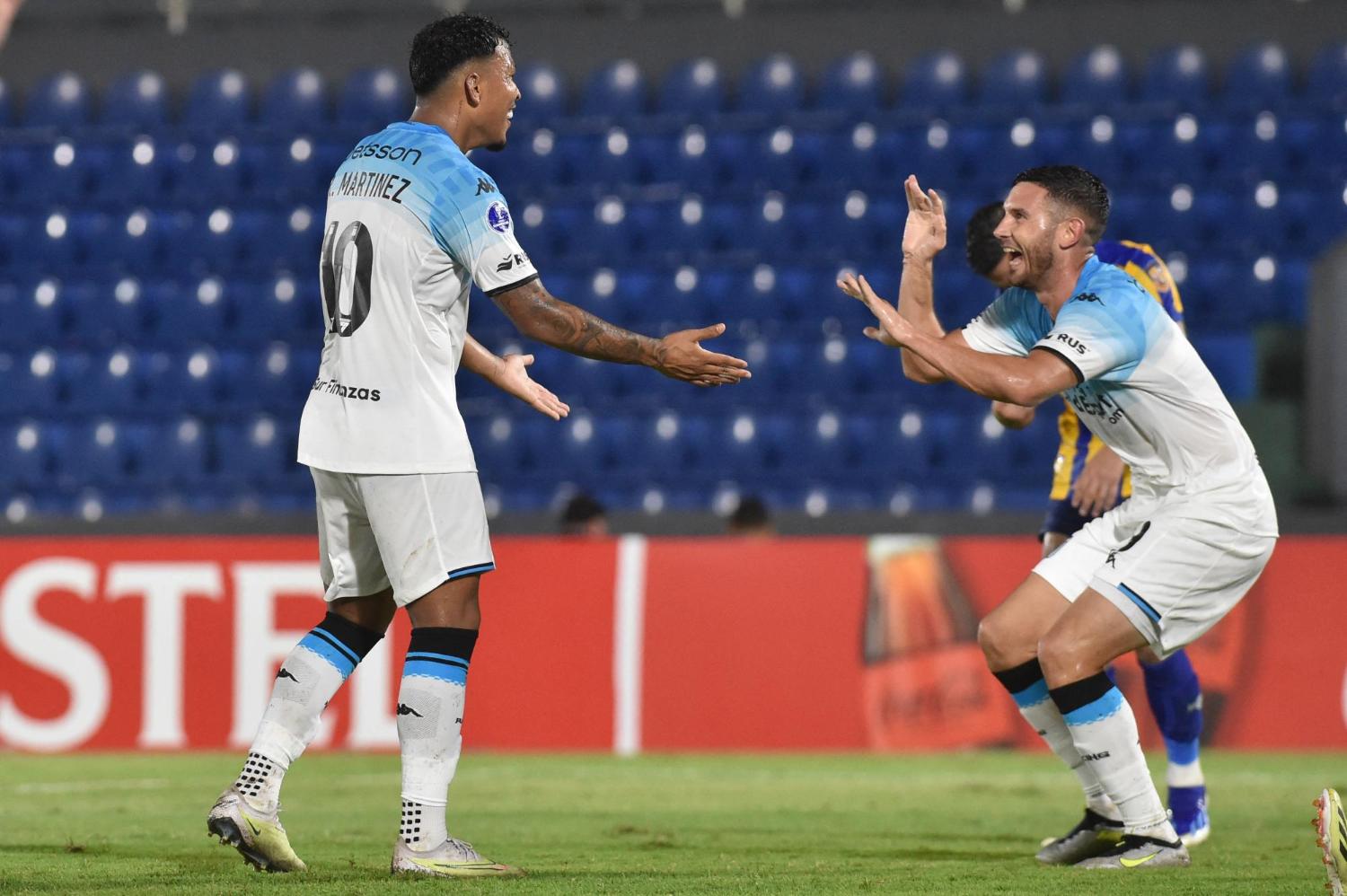 Con la dupla Martínez-Martínez, Racing sacudió a Sportivo Luqueño por ...