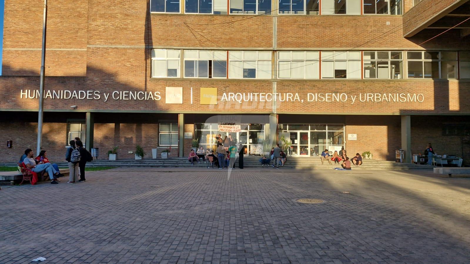 Un grupo de estudiantes tomó la Facultad de Humanidades de la UNL en ...