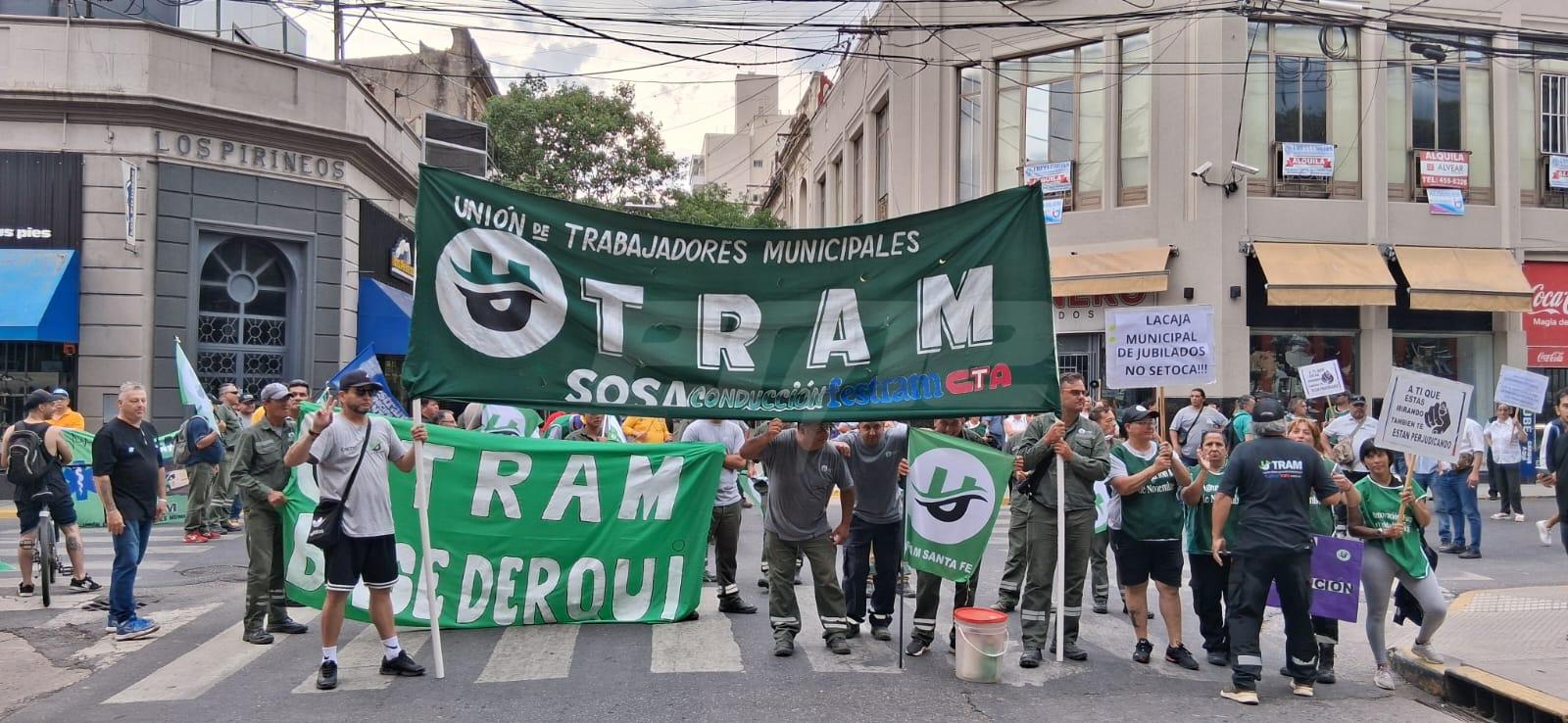 Paro municipal: UTRAM marcha en reclamo de mejoras laborales y exigen ...
